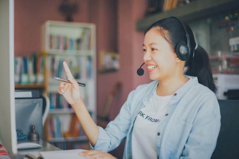 Traduzca oferece serviço de tradução simultânea com intérprete remoto