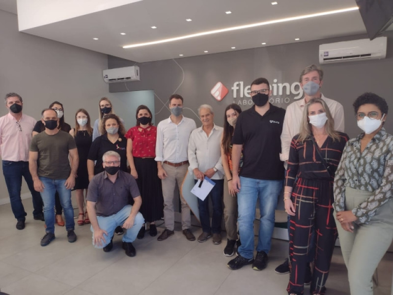 Laboratório Fleming é apresentado a participantes de visita técnica